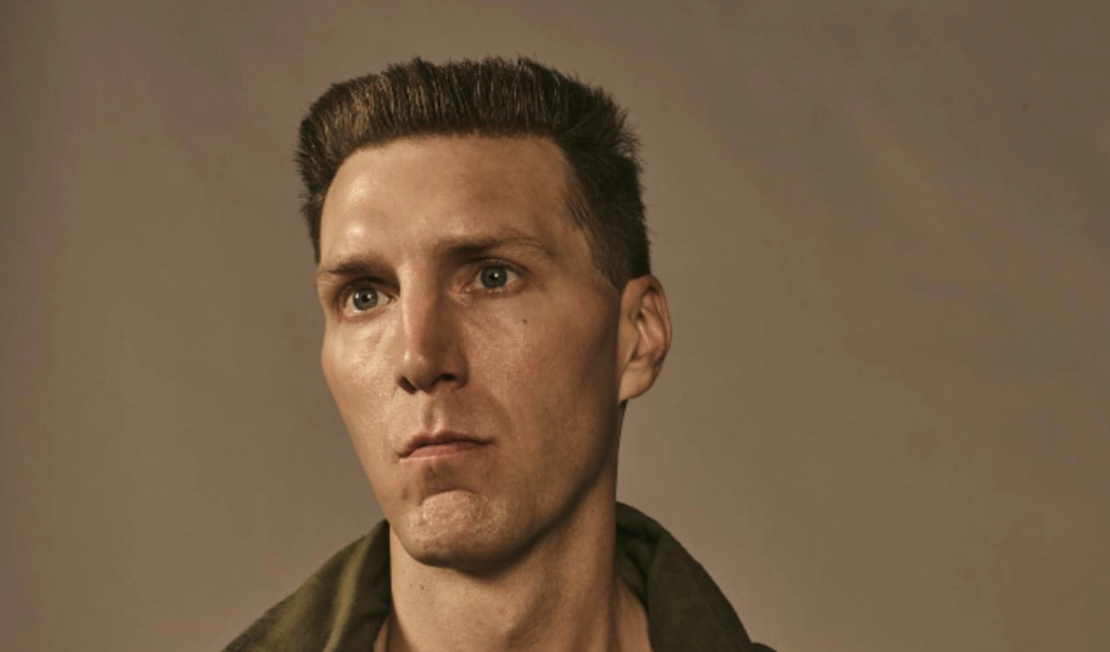 ¿Quién es Alex Breaux? Actor que interpreta al Teniente Akers en ...